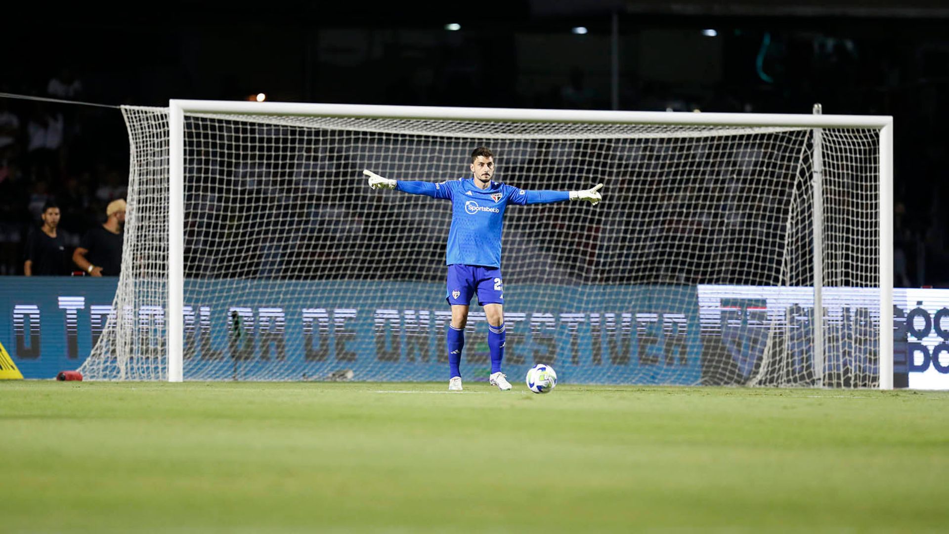 Goleiro do São Paulo, Rafael pira web com milagres contra América-MG ...