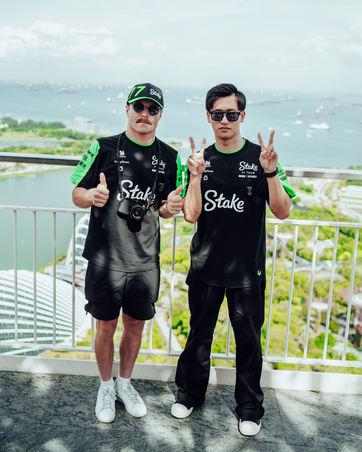 Mercedes censura fotos de Bottas nu, mas aprova mullet "feio" no calendário