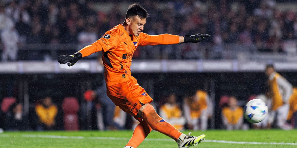 LDU perde goleiro titular antes do duelo com Palmeiras - Sportbuzz