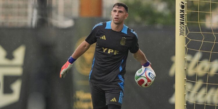 Dibu Martínez quebra dedo e vira dúvida para estreia da Argentina na ...